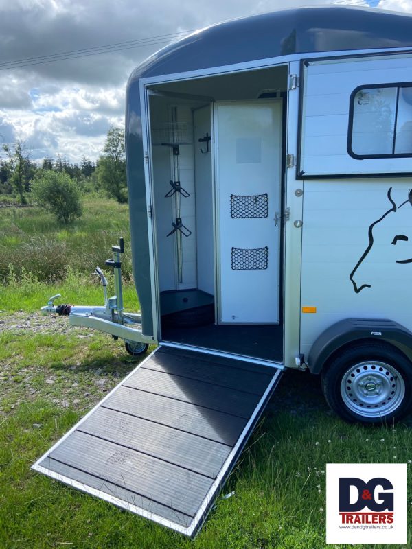 Cheval Liberte Touring Country Double Horse Trailer with Saddle Room in ...